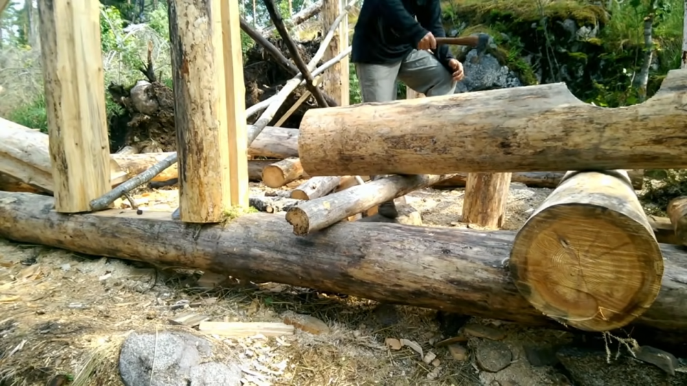 Off Grid Log Cabin Built by One Man: Laying Extra-Thick Logs Solo